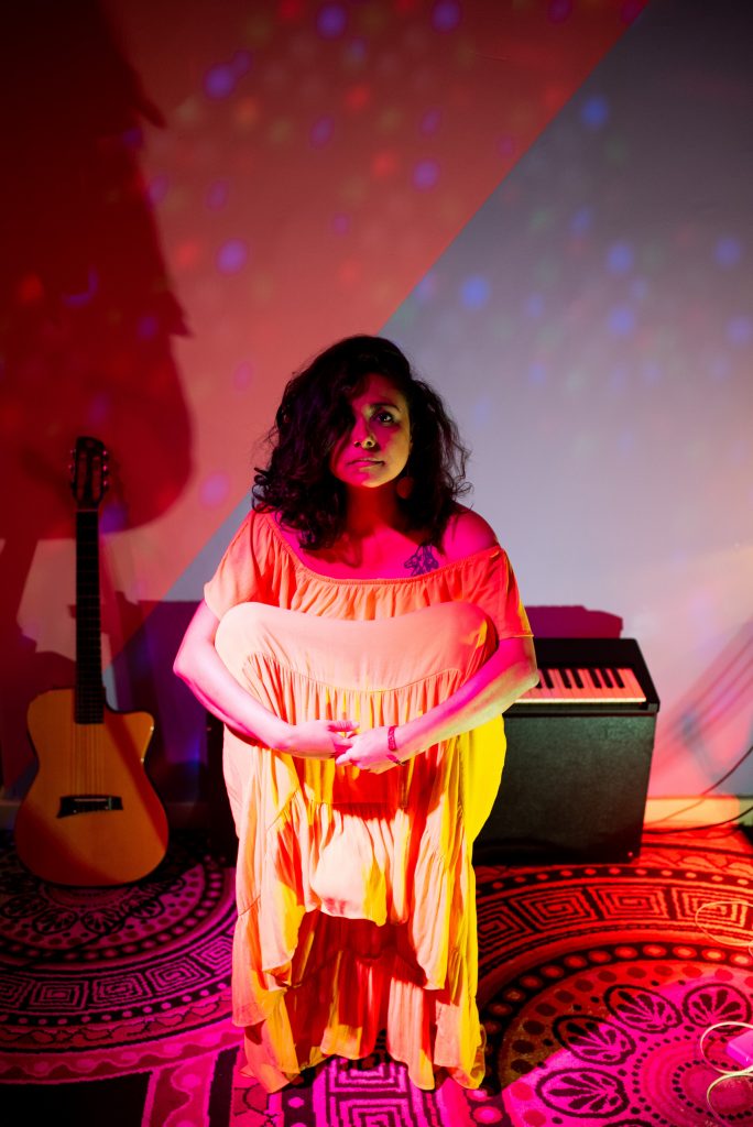 Cantora mineira Isabela Morais lança Do Absurdo nas plataformas ...